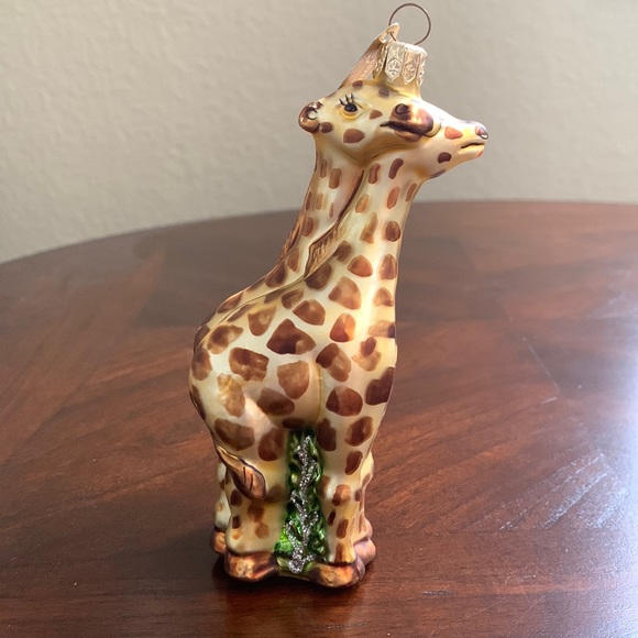 Discovery Channel Store | Holiday | Discovery Channel Store Giraffe ...